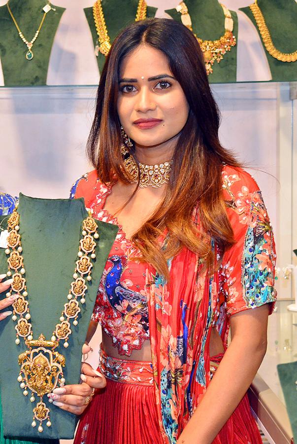 విజయవాడ : హై లైఫ్‌ ఎగ్జిబిషన్‌లో మోడల్స్‌ సందడి (ఫొటోలు) | Beautiful Models At Hi Life ...